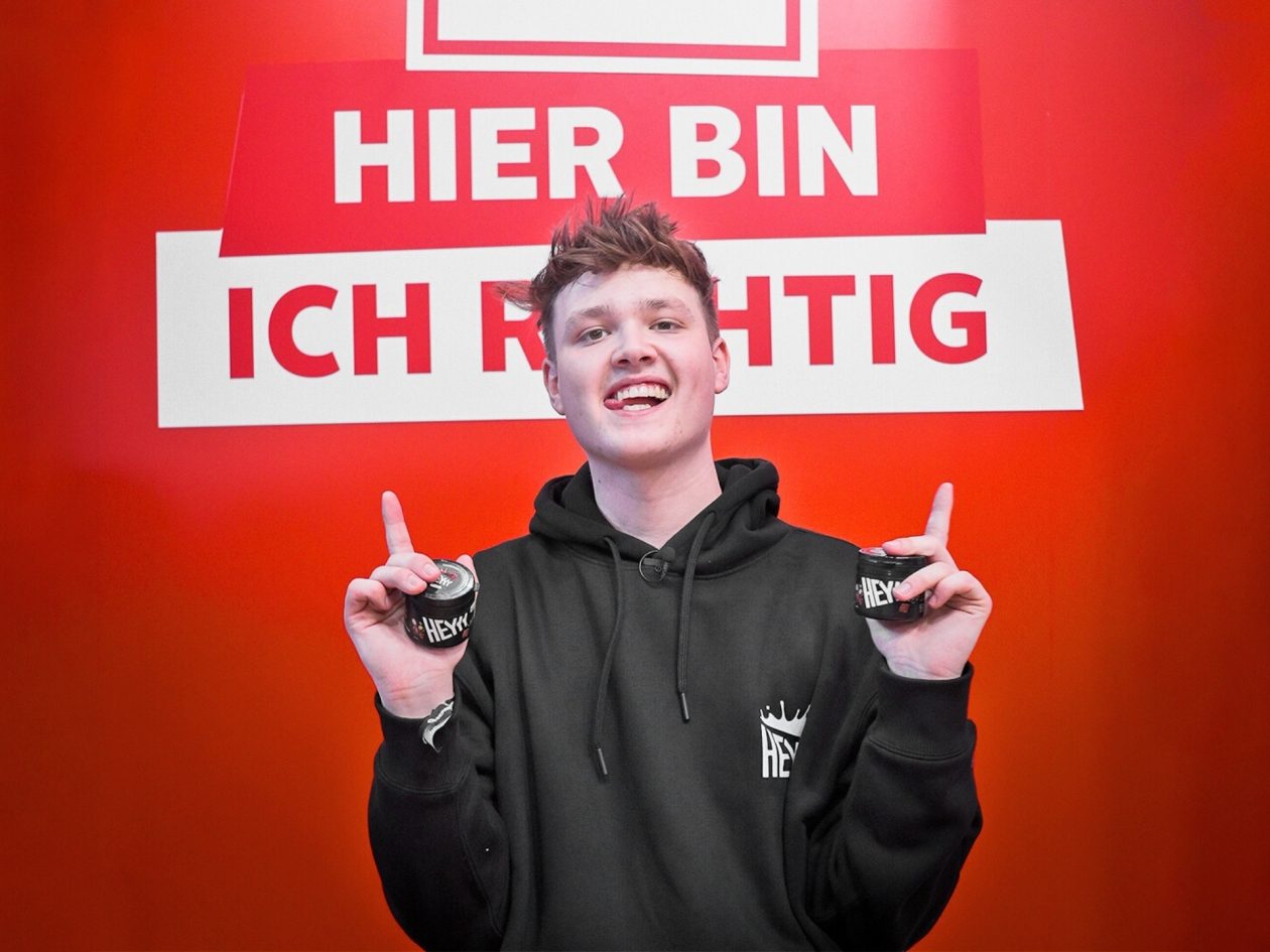 YouTuber HeyMoritz schmuggelt neue HEYYY Gums auf Deutschlands größte ...