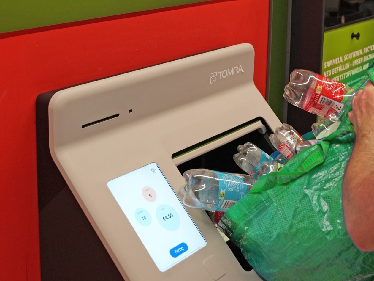 Kaufland testet Leergutautomaten, der PET-Flaschen und Dosen beim ...