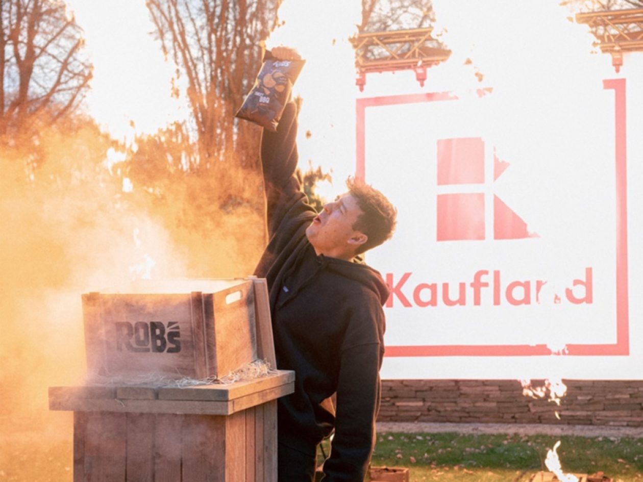 Influencer CrispyRob mit neuer exklusiver Sorte Kesselchips "Rob's"